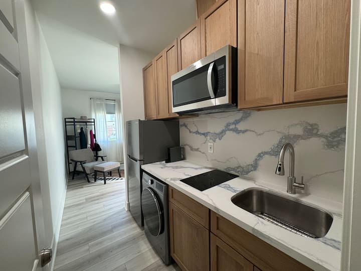 Luxury Studio W/gym & Pool Access - San Diego, CA