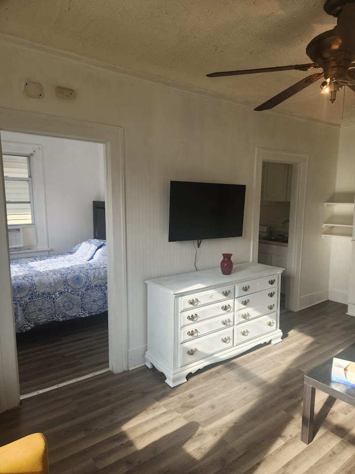 4 A One Bedroom Apartment - Aurora, IL