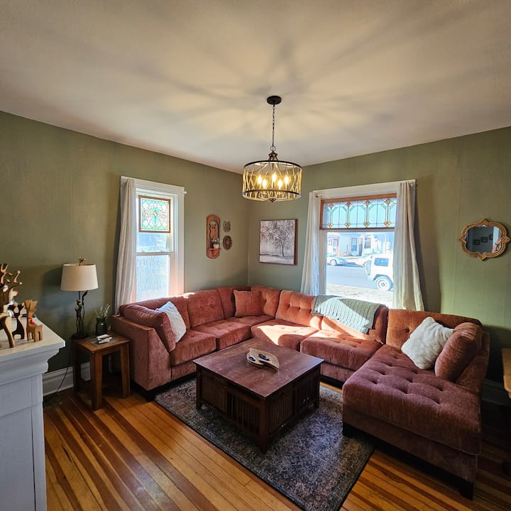 Cozy Cheyenne Charm - Owl's Hollow - Historic 1917 - Cheyenne, WY