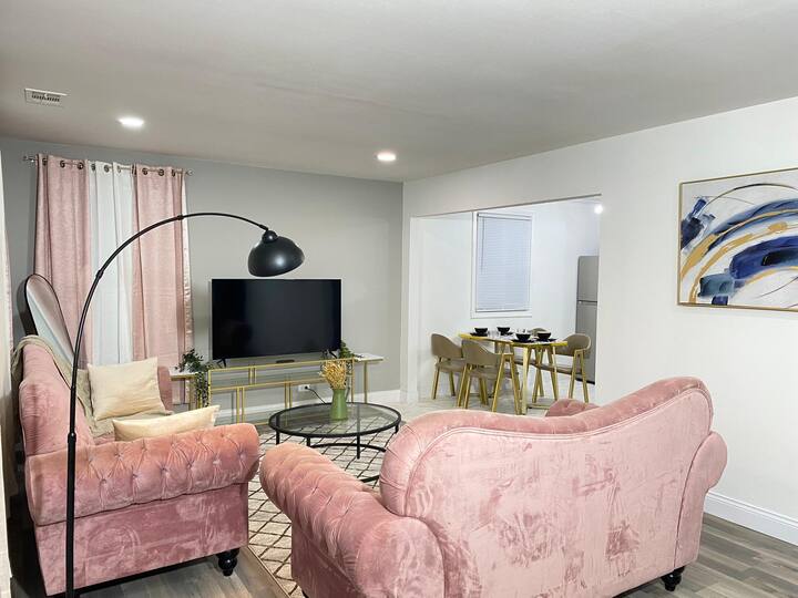 Stylish Cozy Home + Free Parking - Crete, IL