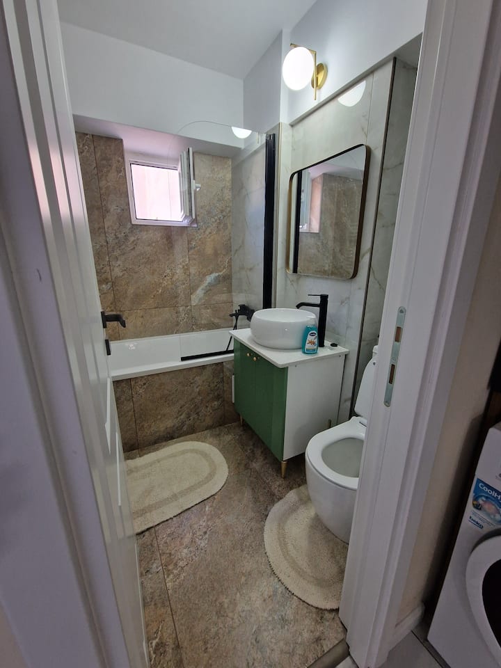 îNchiriez Apt 90 M2 - Roman