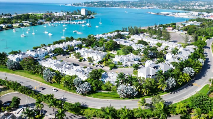 The Boho Townhouse In A Beachfront Gated Cmnty - Montego Bay