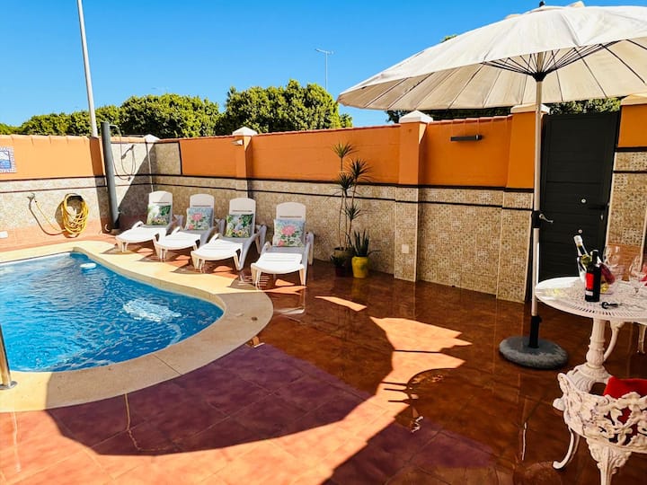 Chalet Con Piscina En Primera Línea De Playa - Torremolinos