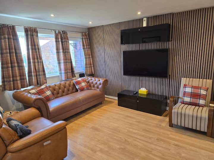 Cozy 4-bedroom Family Getaway - Woking