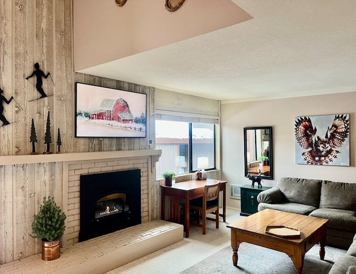 Ski-in Retreat | Cozy Fireplace & Trail Access - Mammoth Lakes, CA