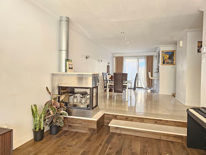 Lovely Room In A Central Townhouse,near Bellcenter - Montréal, QC