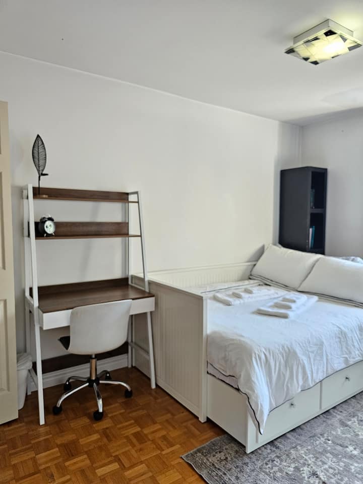 Lovely Room In A Central Townhouse,near Bellcenter - Montreal