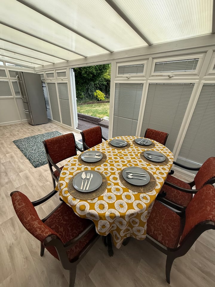 Spacious 3 Bed House, Garden & Parking (Sleeps 5) - Woolwich