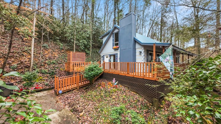 Wonderland-themed Cabin With Hot Tub & Game Room - Gatlinburg, TN