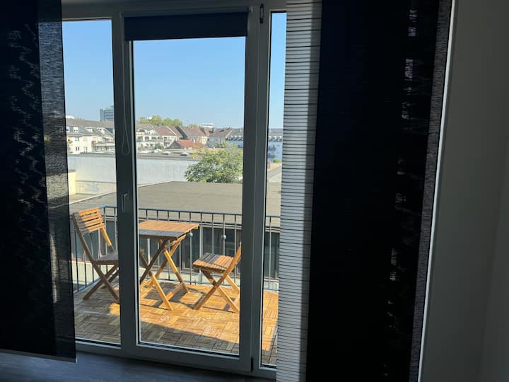 Zentral Gelegene 2-zimmer-wohnung In Duisburg-city - Duisburg