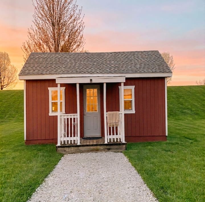 Family Rustic Cabin | Queen Bed + Bunks | Sleeps 5 - Lake Odessa, MI