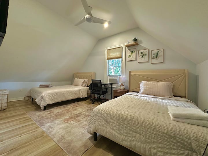 Room By Yale Bowl, Universities & Hospital - Connecticut