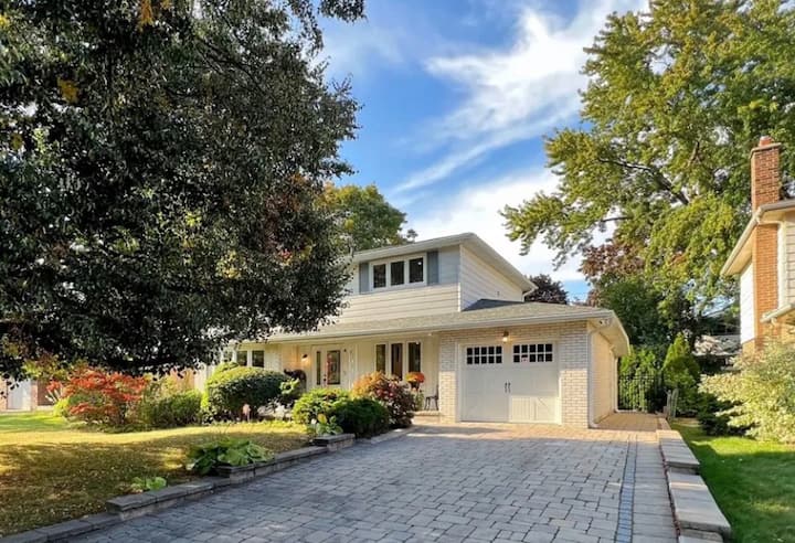 Cozy Bsmt Suite
2 Beds, 1 Bath, + Private Laundry - Markham