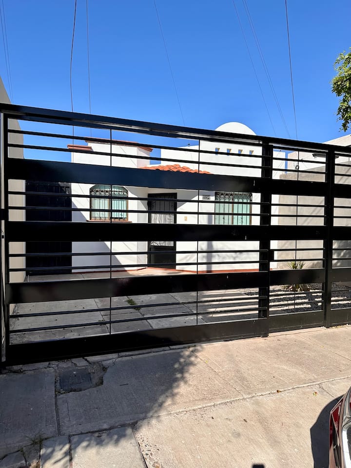 Casa En Viñedos, Segura Con Cochera.
6 Camas - Los Mochis