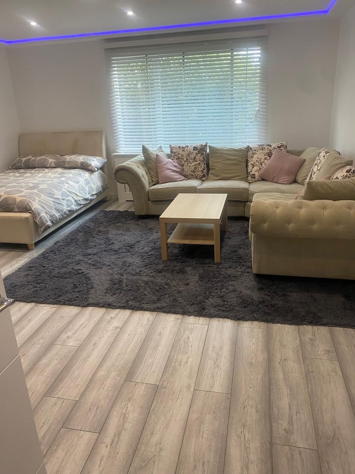 Modern Studio Apartment Free Parking Jacuzzi Bath - Staines