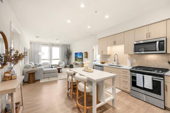 Luna | Elegant Spacious 2 Bedroom - Irvine, CA