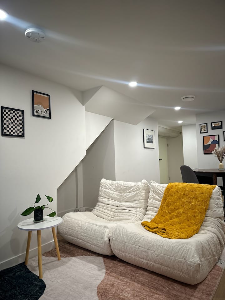 Cozy Design Forward 2 Bdr Suite On Commercial Dr - Vancouver