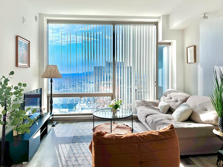 Modern City Skyline: 1b1b Highrise - Fashion District - Los Angeles