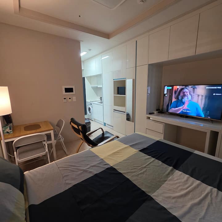 1 County 800 B3, Line 9/5, Tv, Easy Chair - South Korea