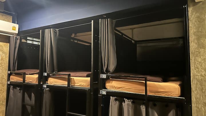Deluxe Mixed Dorm 14 Beds - Bangkok