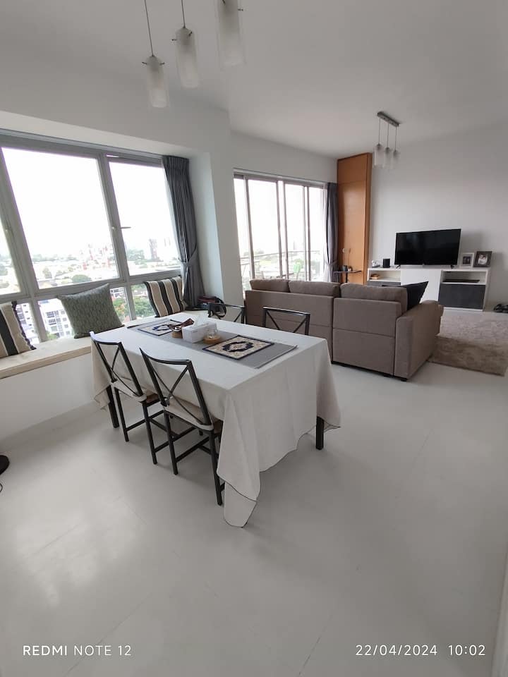 Whole Spacious 3-room Near Mrt - Singapore