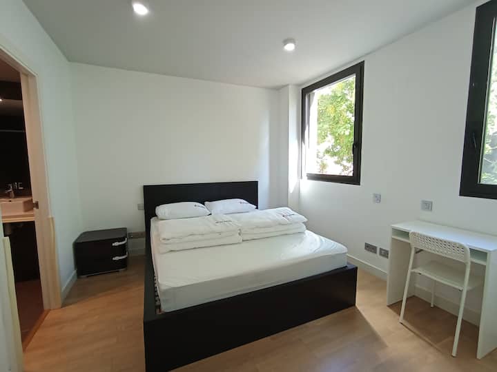 Room A With Private Bathroom In A Modern Apartment - Barcelona