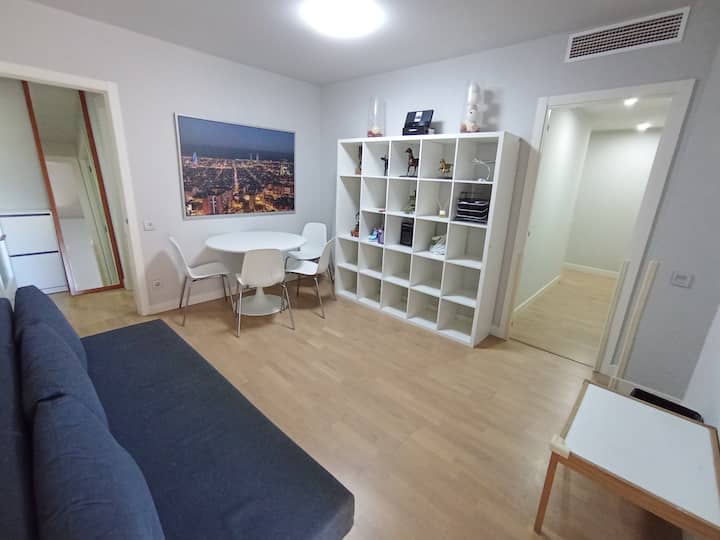 Room C With A Large Balcony In A Modern Apartment - Barcelona