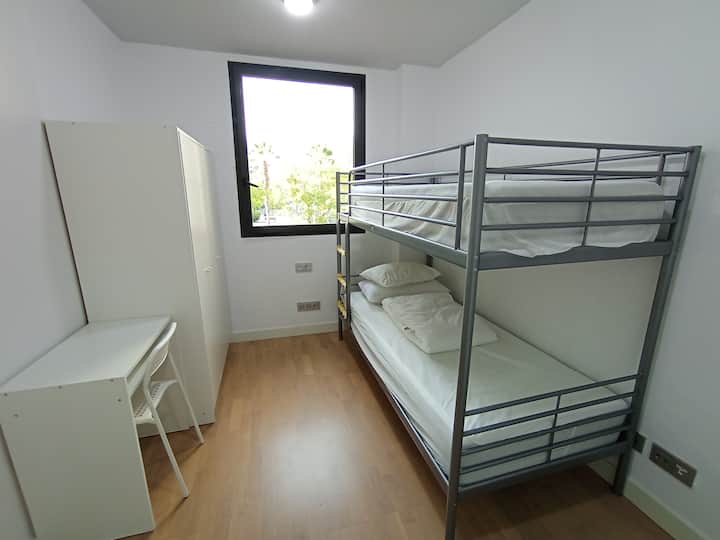 Room D In A Modern Apartment - Barcelona