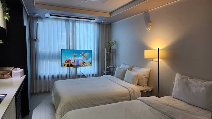 [12시퇴실]리뷰이벤트"동성로&중앙로역1분#퀸침대2개#호텔침구#스타일러#종로맛집&교동2분 - Daegu