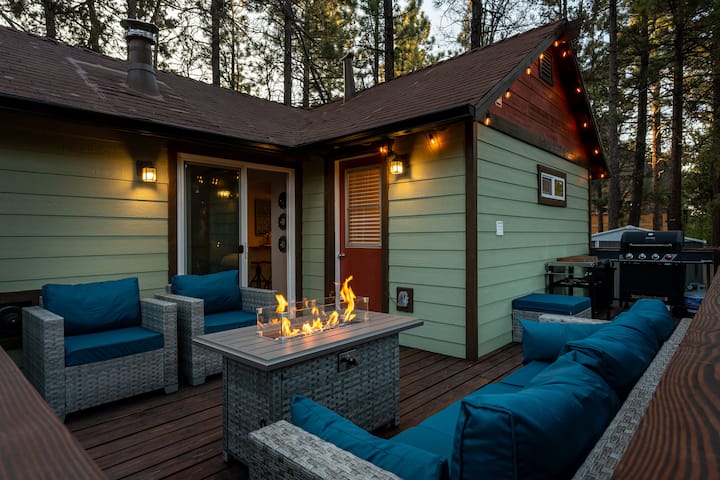 Starry Pines Cabin - Deck, Firepit & Jacuzzi - Big Bear, CA