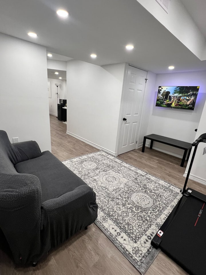 Basement Guest Suite - Newly Furnished - Barrie