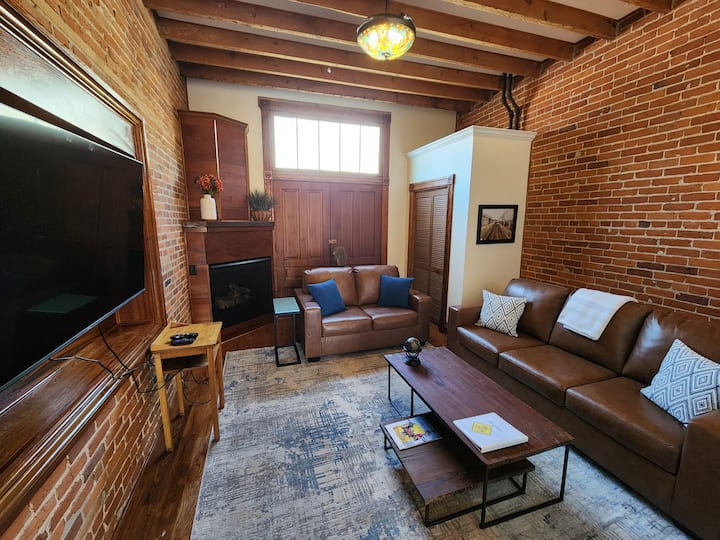 The Skylight & Whirlpool Suite On Main St. Galena - Galena, IL