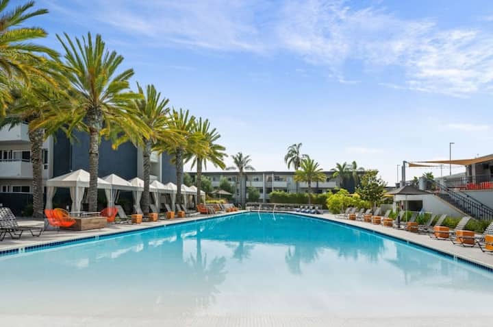 Heated Jacuzzi, Pool, Ac, Gym, Pickleball Courts - Newport Beach, CA