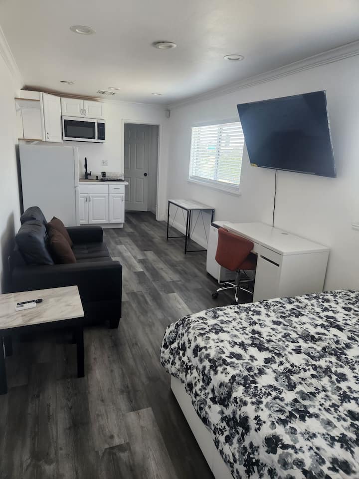 Spacious Studio W/ Free Parking #6 - El Segundo, CA
