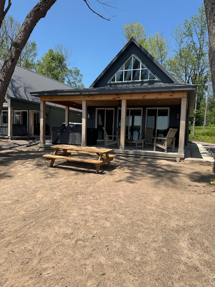 Athena Luxury Lakefront Cottage W/hot Tub & Sauna - Ontario
