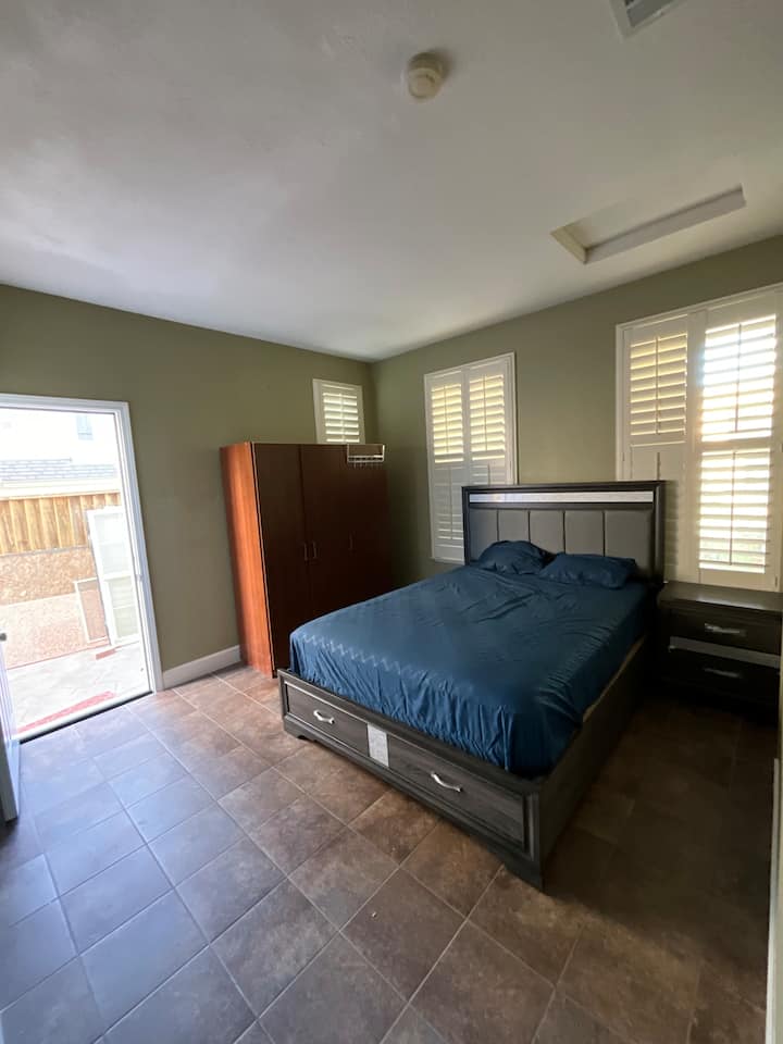 One Bedroom With Full Bath - Pittsburg, CA