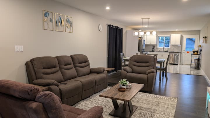 Brand New 3bed Family Abode Near Chrysler Factory - Grosse Pointe, MI