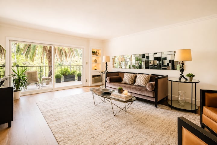 Hollywood Gem:
Near Walk Of Fame, Sunset & Runyon - Los Angeles, CA