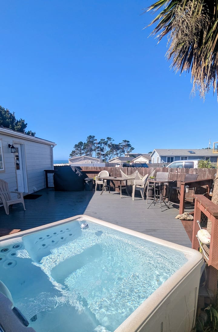 Stroll To The Beach! Warm Up In The Hot Tub - Brookings, OR