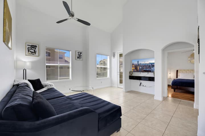 Modern 3 Bedroom Vegas Getaway By Durango Casino - Las Vegas, NV