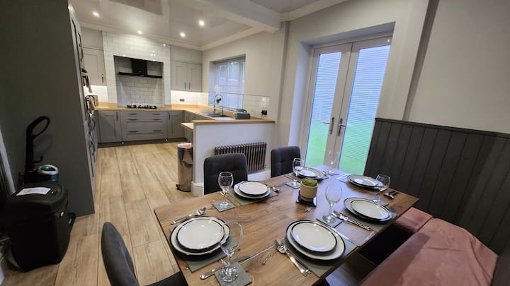 Elegant 3 Bedroom 4 Beds House Private Parking - Bolton