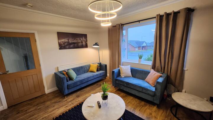 Elegant 3 Bedroom 7 Guests House - Bolton