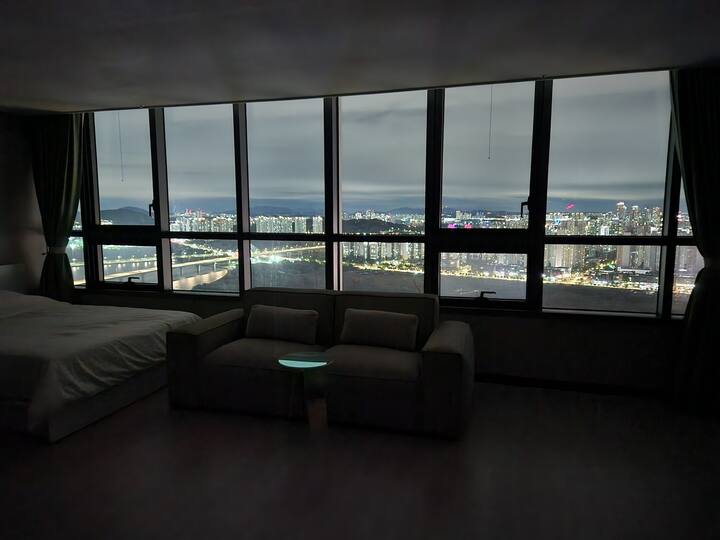 [달빛축제공원역] 송도 4인실#75인치 Tv 넷플릭스#뻥뷰 #초고층 야경맛집#대형 욕실 - Incheon