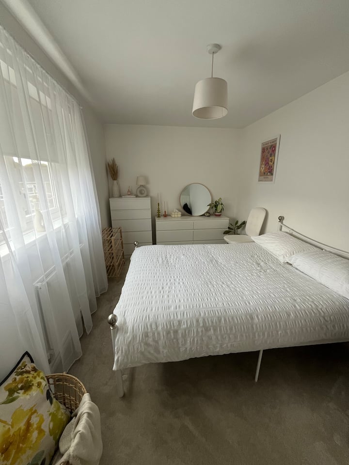 Bright Modern Double Bedroom - Norwich