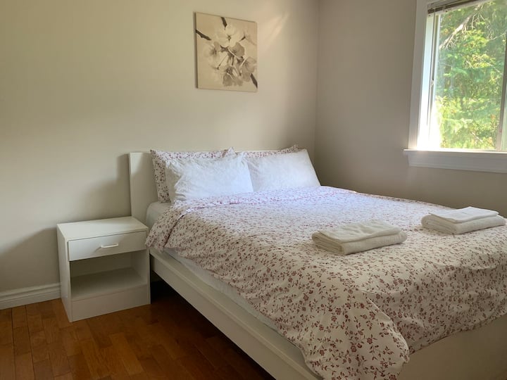 Quiet, Cozy Home In Richmond Hill - Richmond Hill