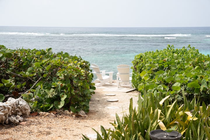 Peaceful Oceanfront Condo - Cayman Islands