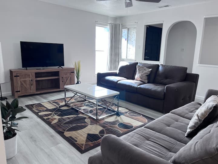 Remodeled Home Near Intel + Backyard + Garage - Rio Rancho, NM