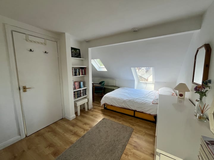 Cosy And Bright Loft Room With Free Parking - Hove