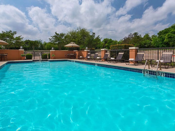 Near High Five Entertainment! Pool! - Austin, TX