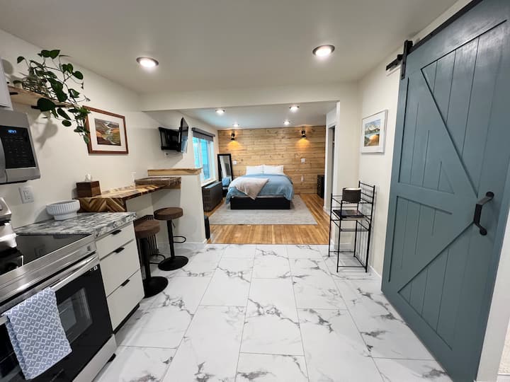 Beautiful Mid-luxury Downtown Studio - Fairbanks, AK